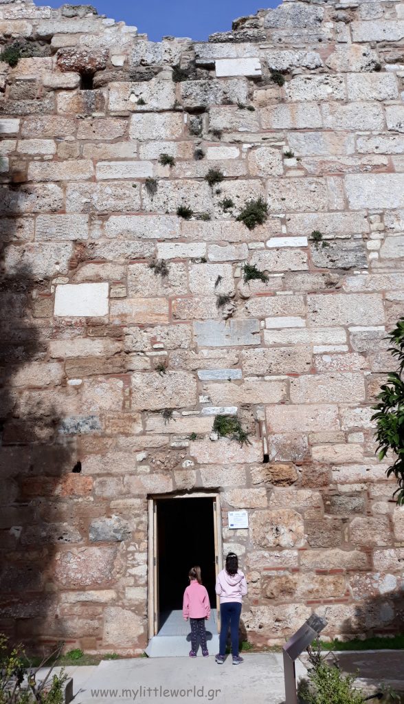 Στο Αρχαιολογικό Μουσείο Θήβας με τα παιδιά - My Little World